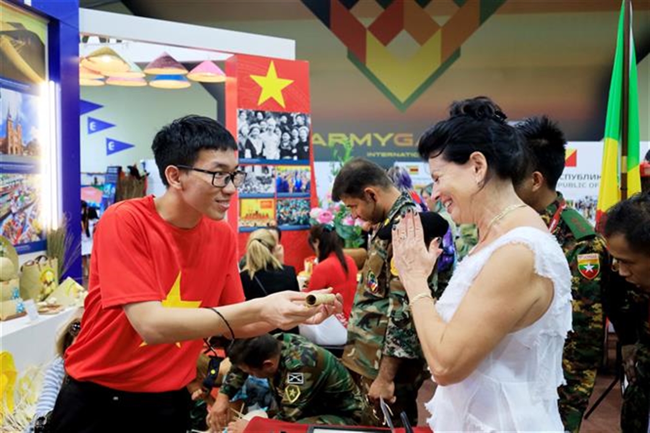 Bạn bè quốc tế trải nghiệm không gian văn hóa Việt Nam tại Army Games ...