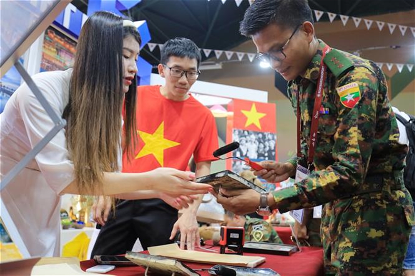 Bạn bè quốc tế trải nghiệm không gian văn hóa Việt Nam tại Army Games ...